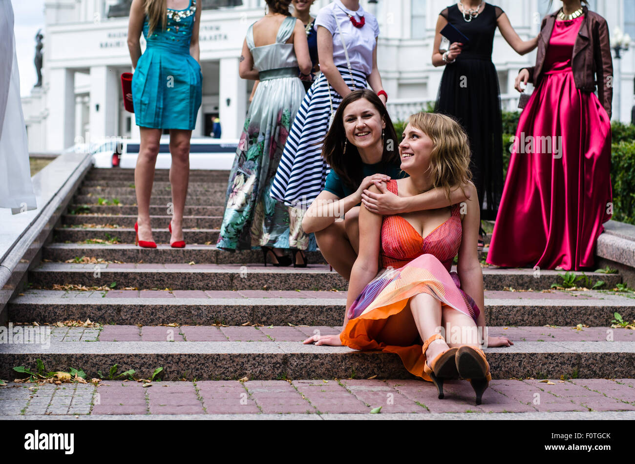 Eine große Gruppe von Mädchen (Frauen) posiert vor der Kamera vor dem Abschlussball Zeremonie ...