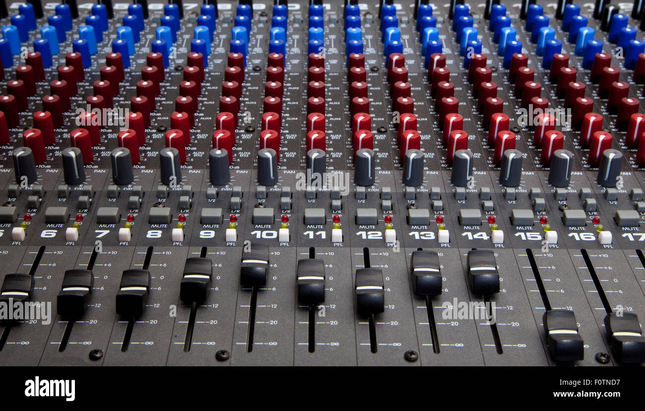 Mixing desk -Fotos und -Bildmaterial in hoher Auflösung – Alamy