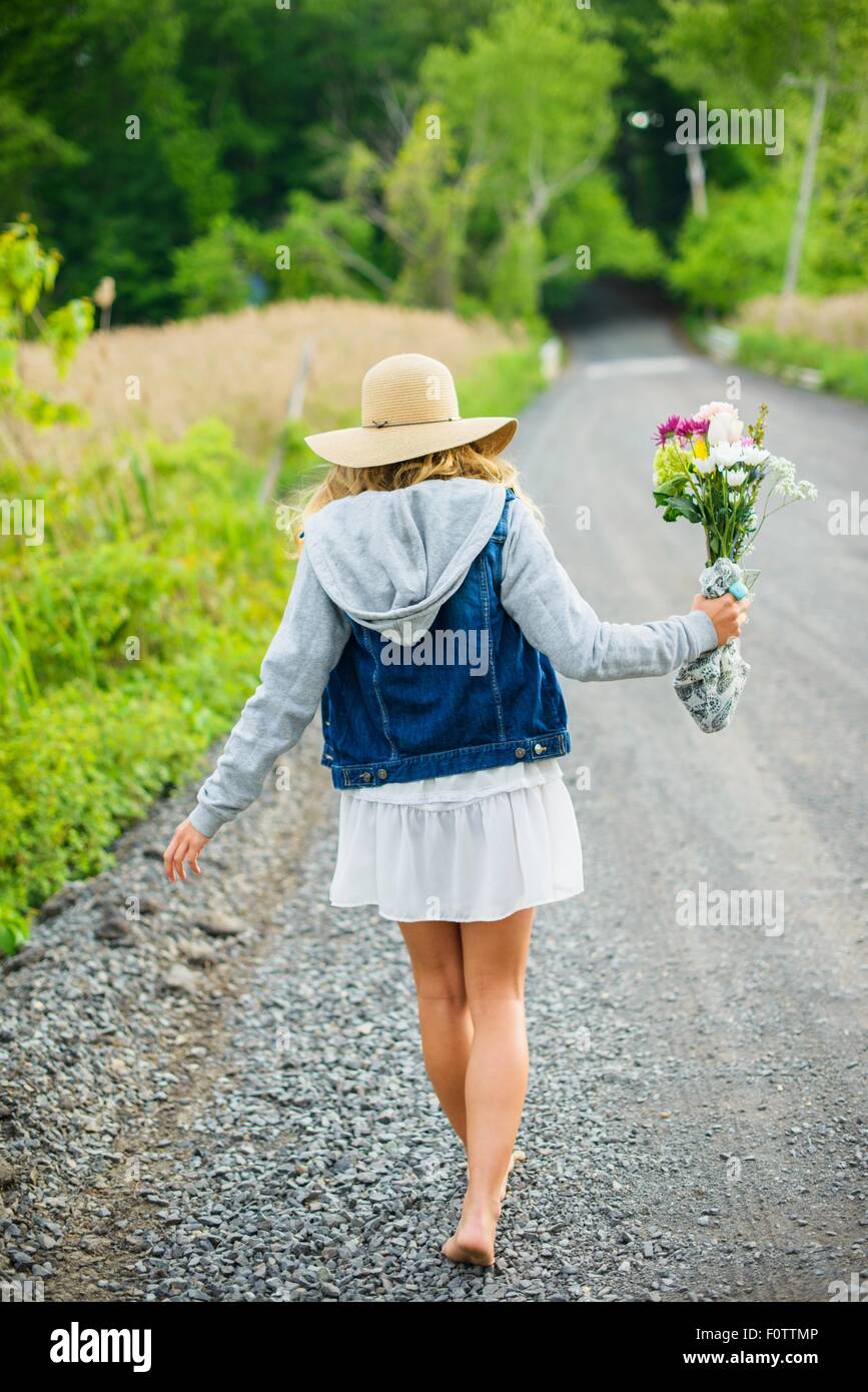 Barfuß Auf Der Straße Stockfotos und -bilder Kaufen - Alamy