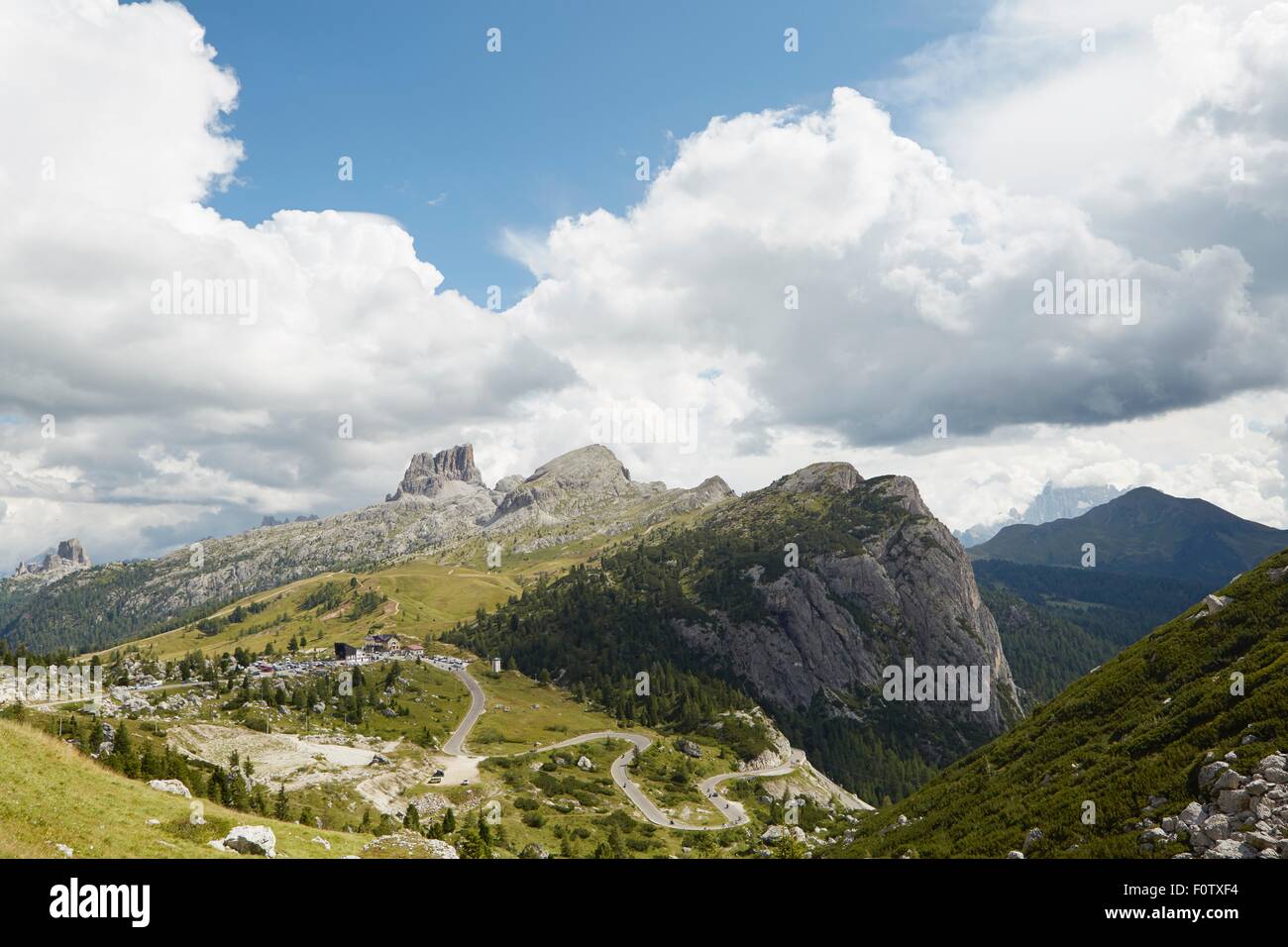 Blick auf den valparola pass -Fotos und -Bildmaterial in hoher ...