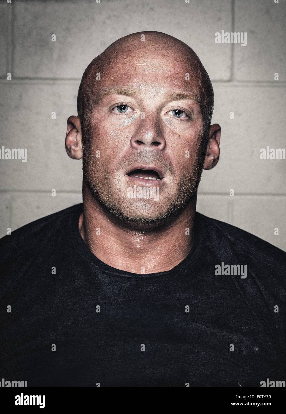 Mann mit offenem mund -Fotos und -Bildmaterial in hoher Auflösung – Alamy