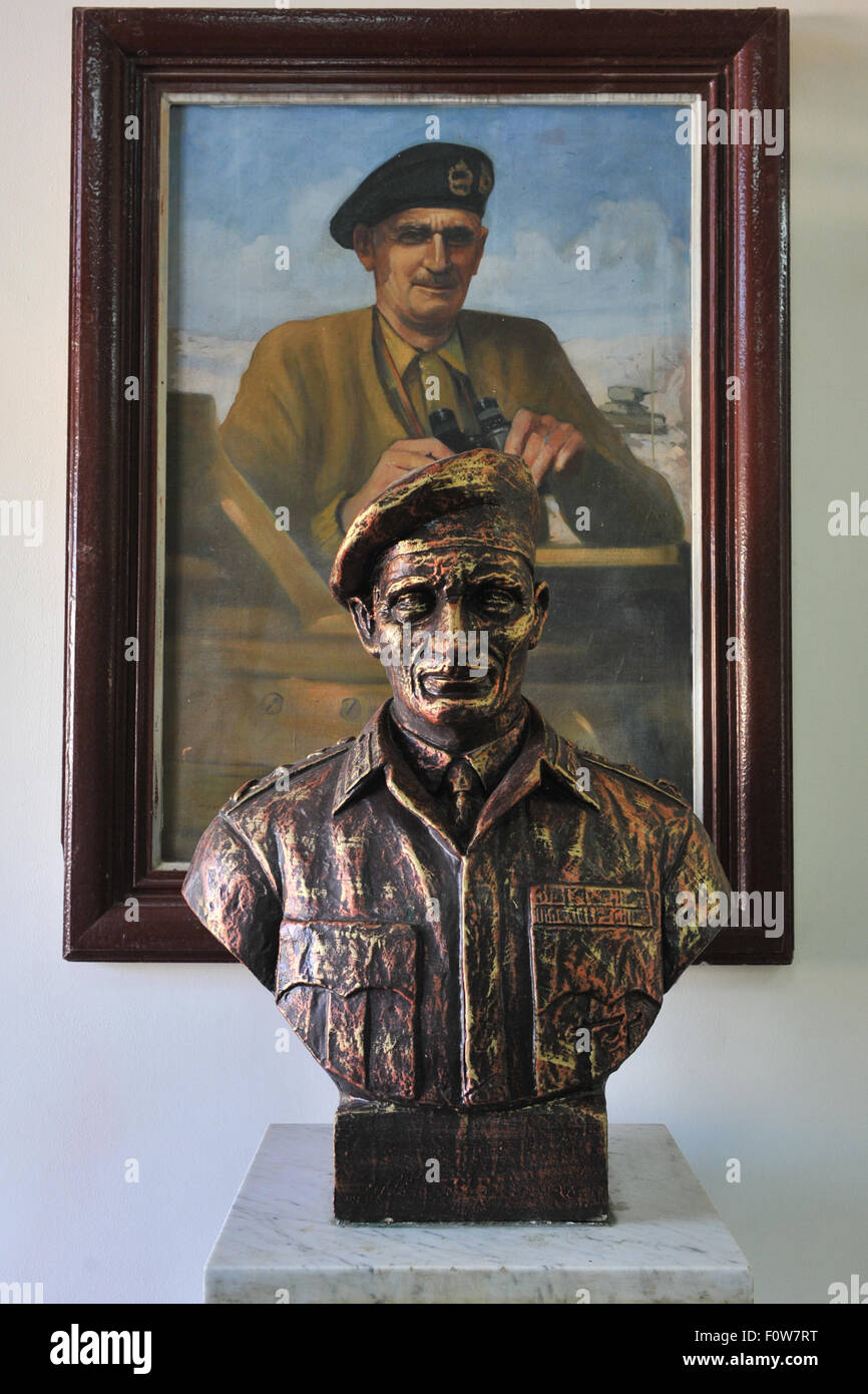 (150822)--EL ALAMEIN, 22. August 2015 (Xinhua)--A Statue und ein ...