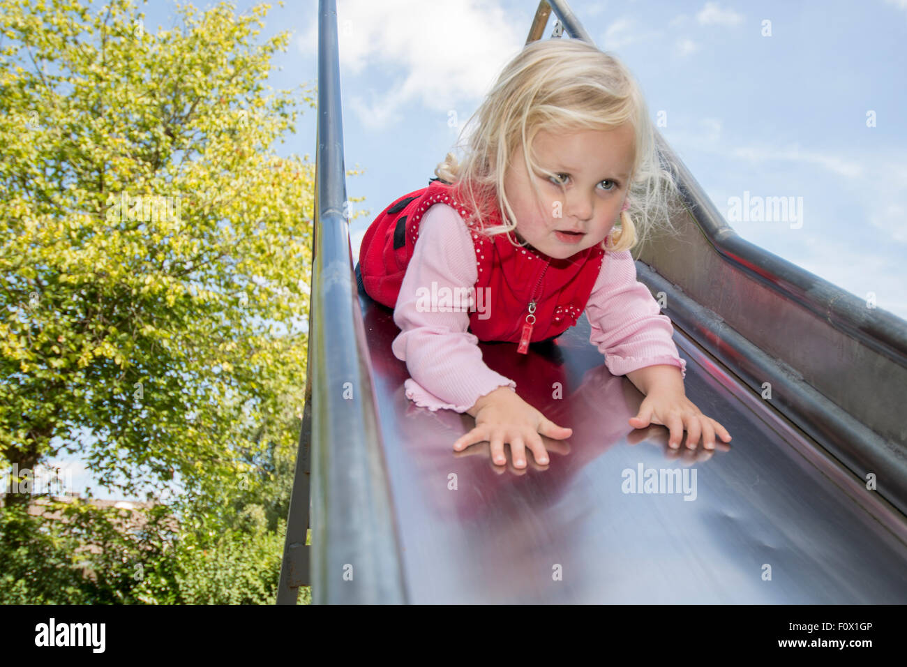Rutschen kleines mädchen -Fotos und -Bildmaterial in hoher Auflösung ...