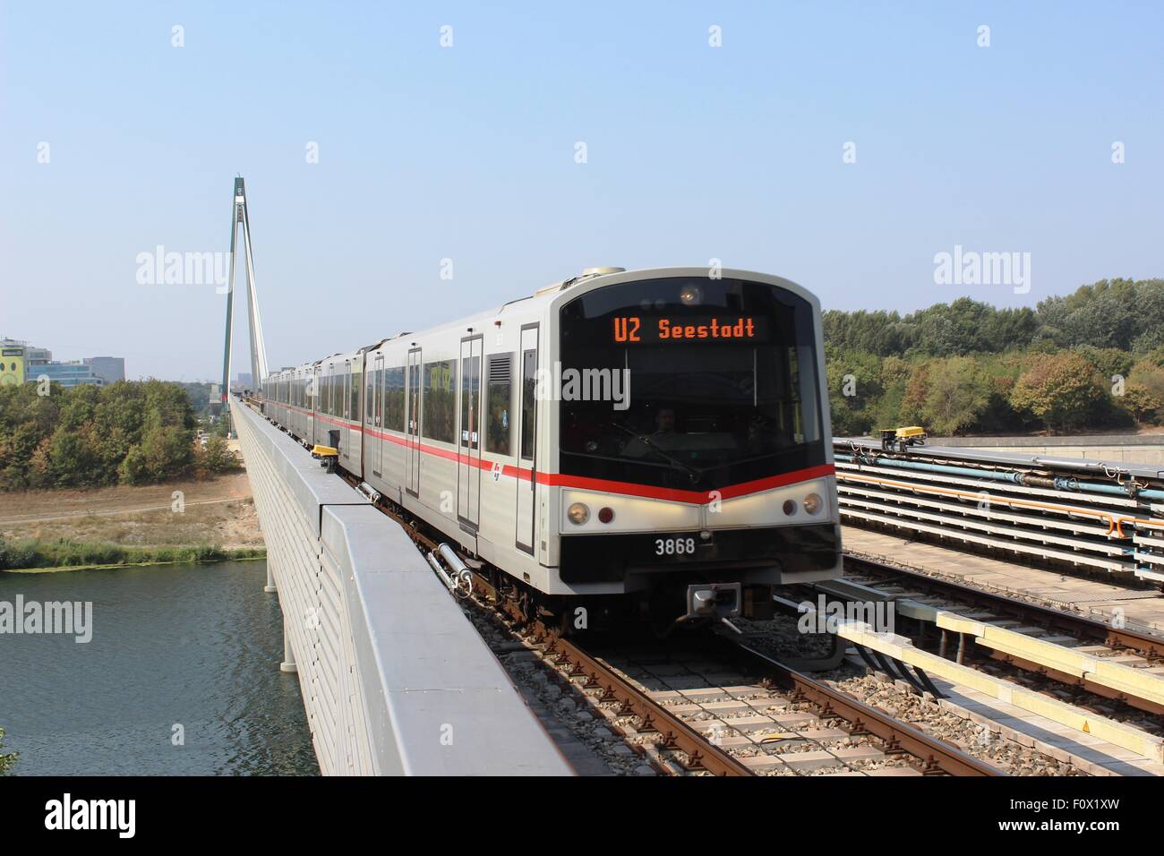 Wiener u-Bahn Linie U2 zur Seestadt nähert sich Donaustadtbrucke ...