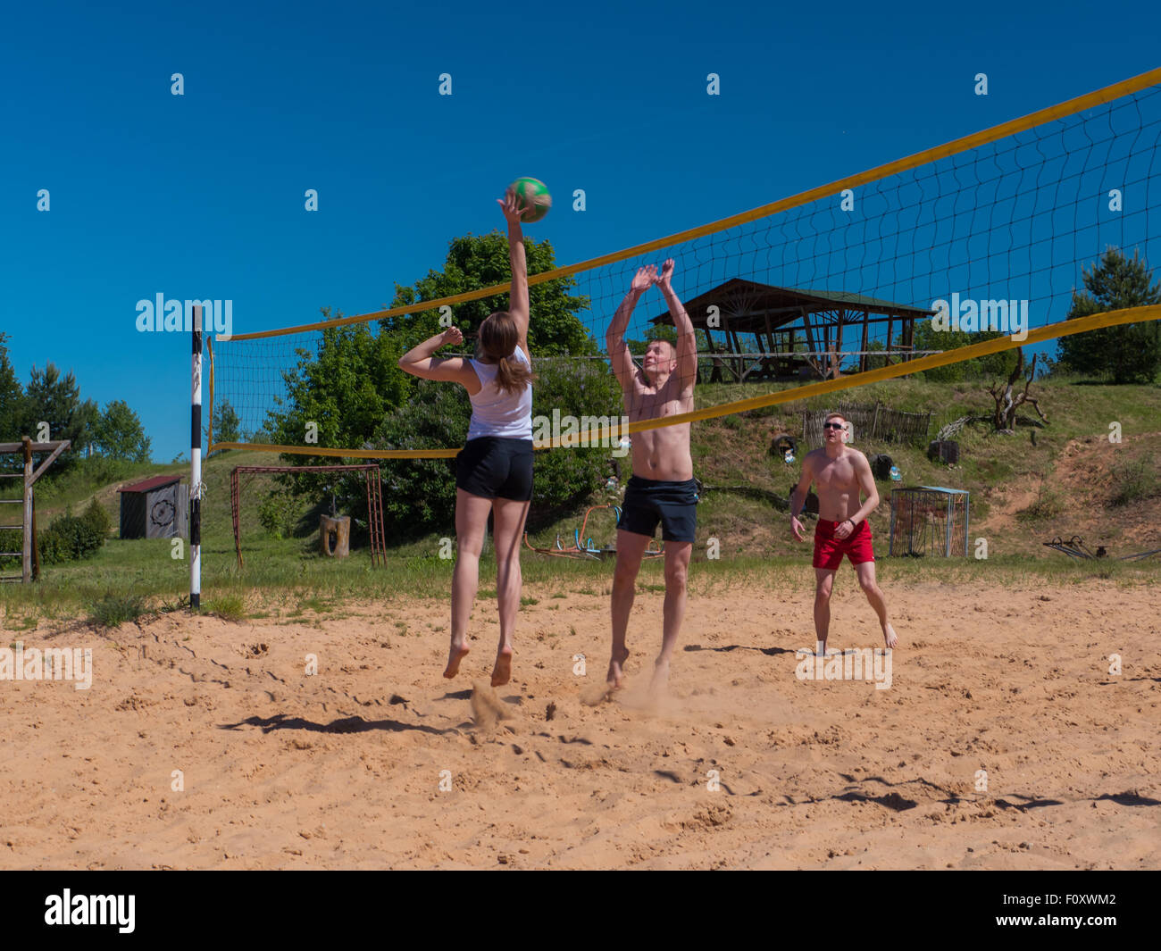 eine Gruppe von Jugendlichen spielen Volleyball am Strand ...