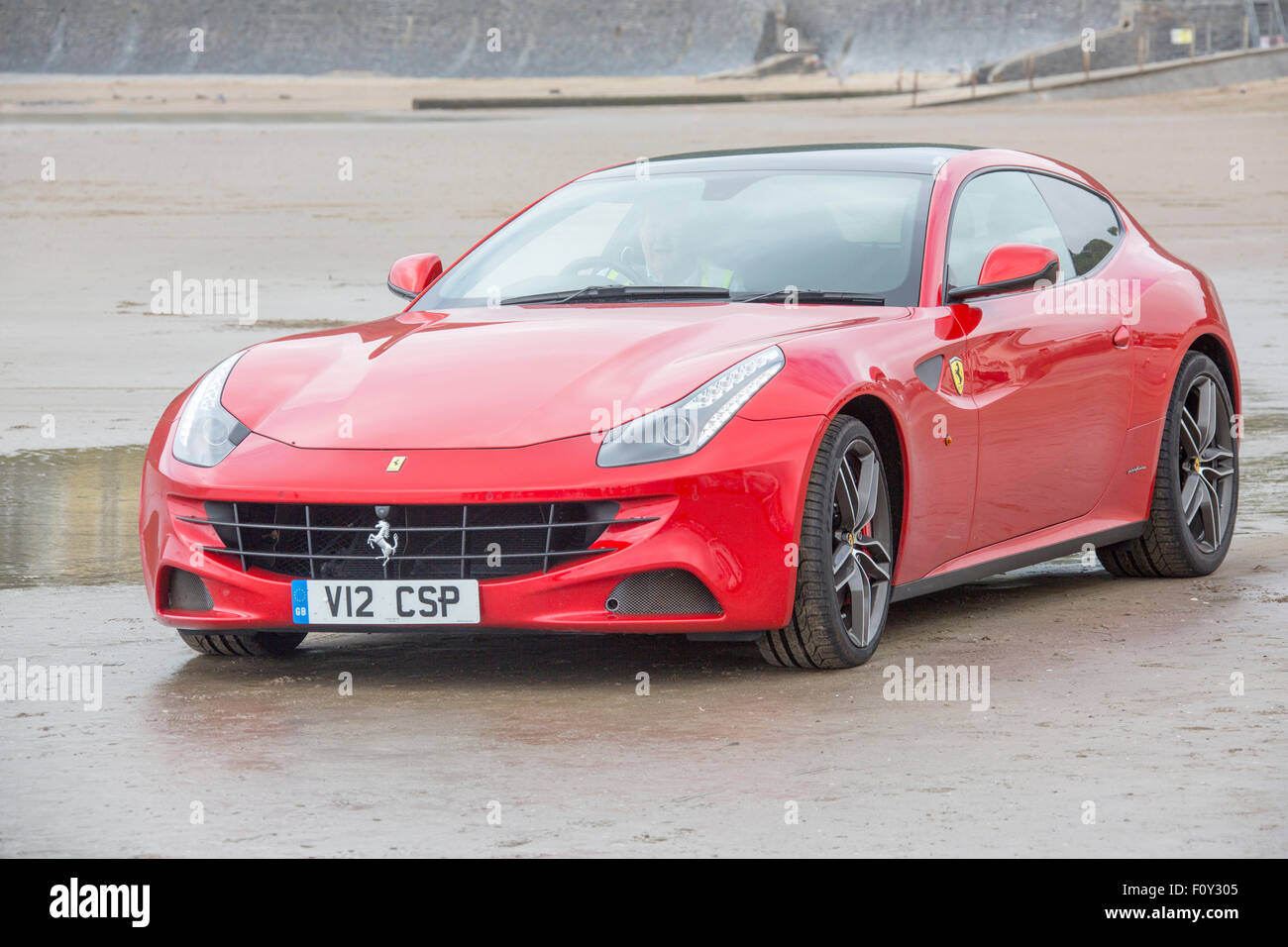 Roter FERRARI 2012 Sportwagen Modell FF V12 6262cc Rennen auf Pendine ...