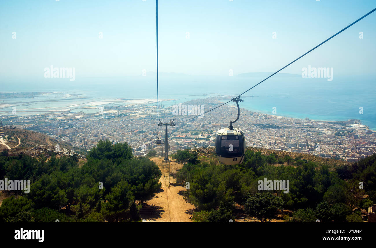 Landschaft der Stadt Trapani aus der Seilbahn von Erice. Seilbahnen ...