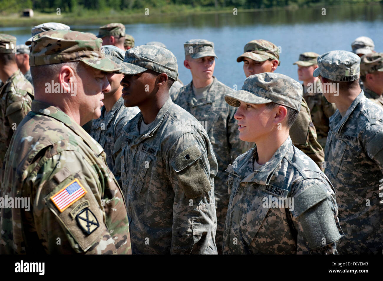 US Army Captain Kristen Griest ist von Army Chief Of Staff General Mark ...