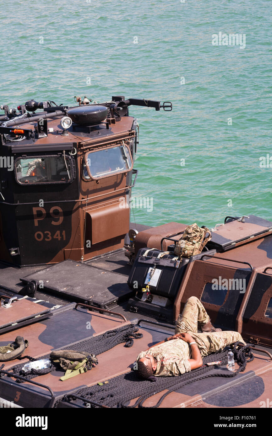 Royal Marines Commando entspannend auf RM Landing Craft Vehicle ...
