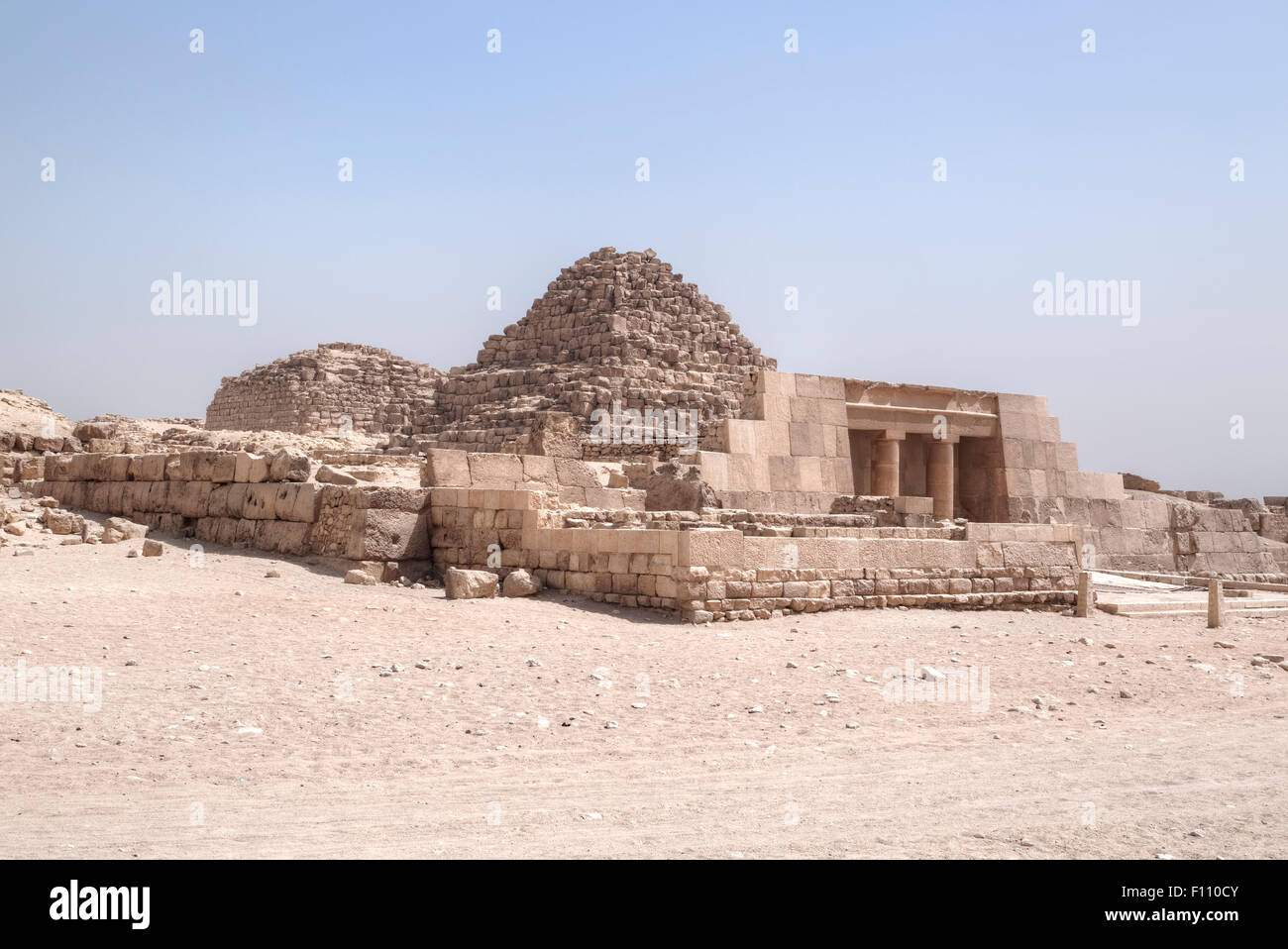 Khufu cheops mortuary temple -Fotos und -Bildmaterial in hoher ...