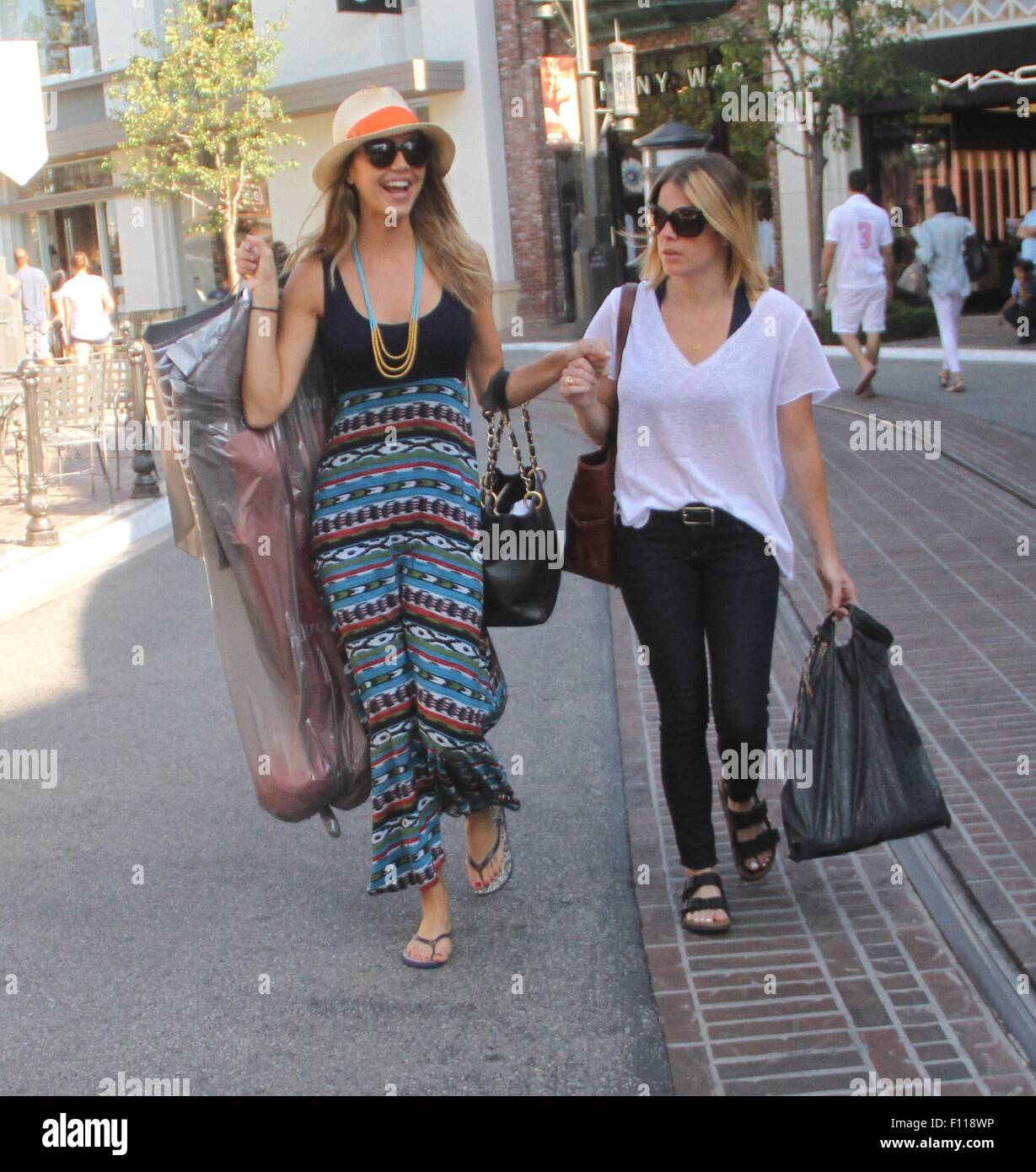 Arielle kebbel geht -Fotos und -Bildmaterial in hoher Auflösung – Alamy