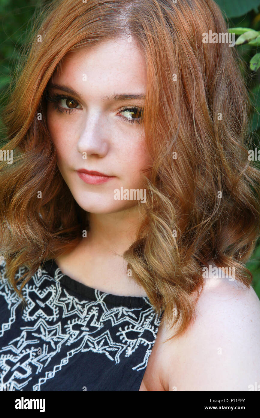 Frau jung rote haare sommersprossen -Fotos und -Bildmaterial in hoher Auflösung – Alamy
