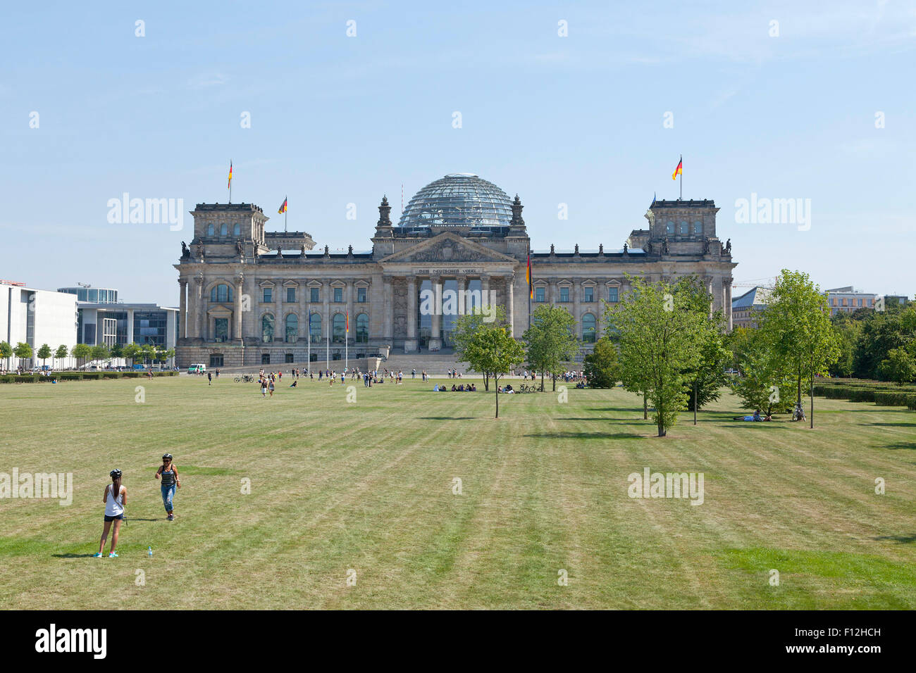 Reichstag berlin menschen flaggen -Fotos und -Bildmaterial in hoher Auflösung – Alamy
