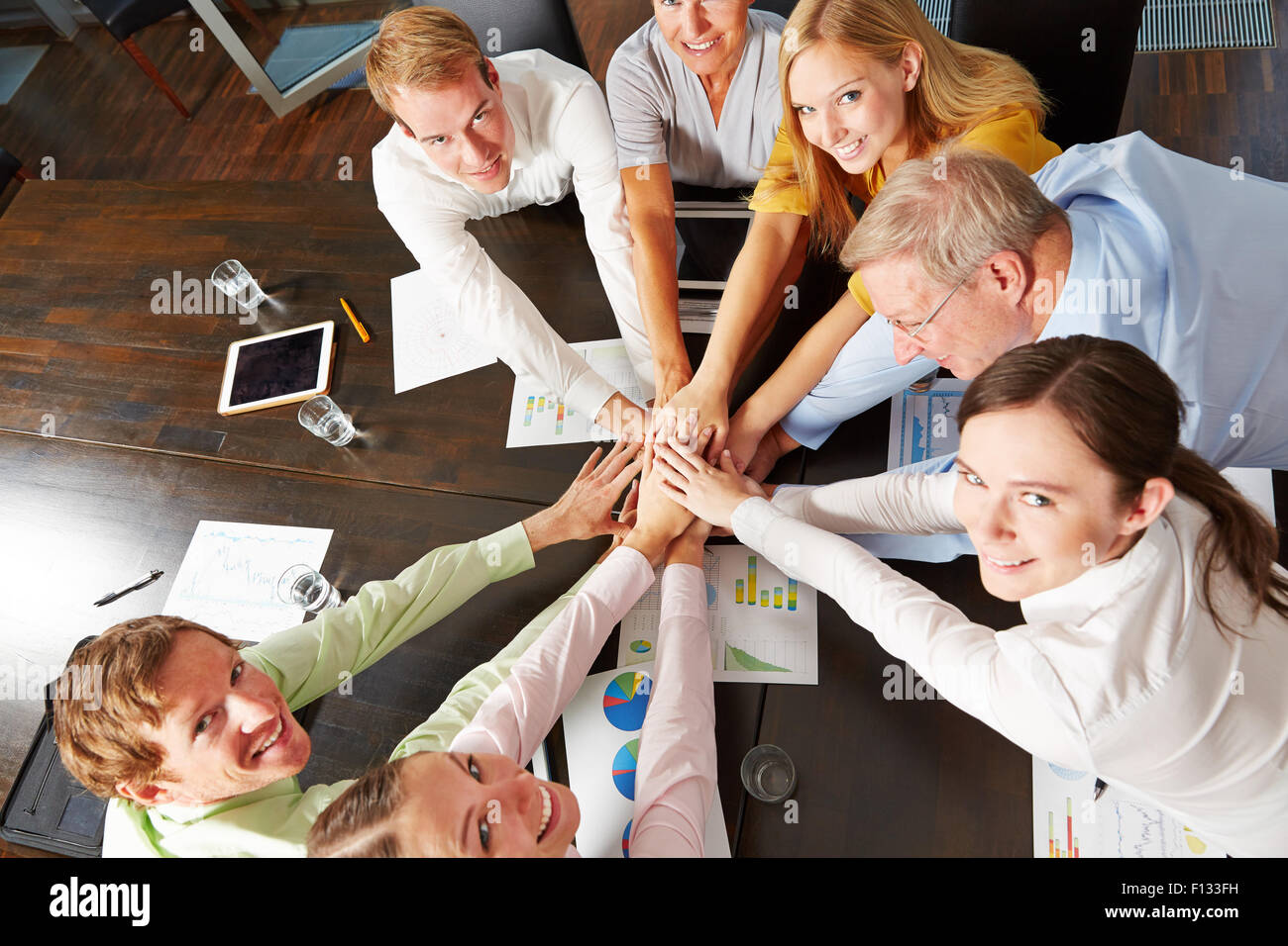 Menschengruppe von oben netzwerk -Fotos und -Bildmaterial in hoher ...