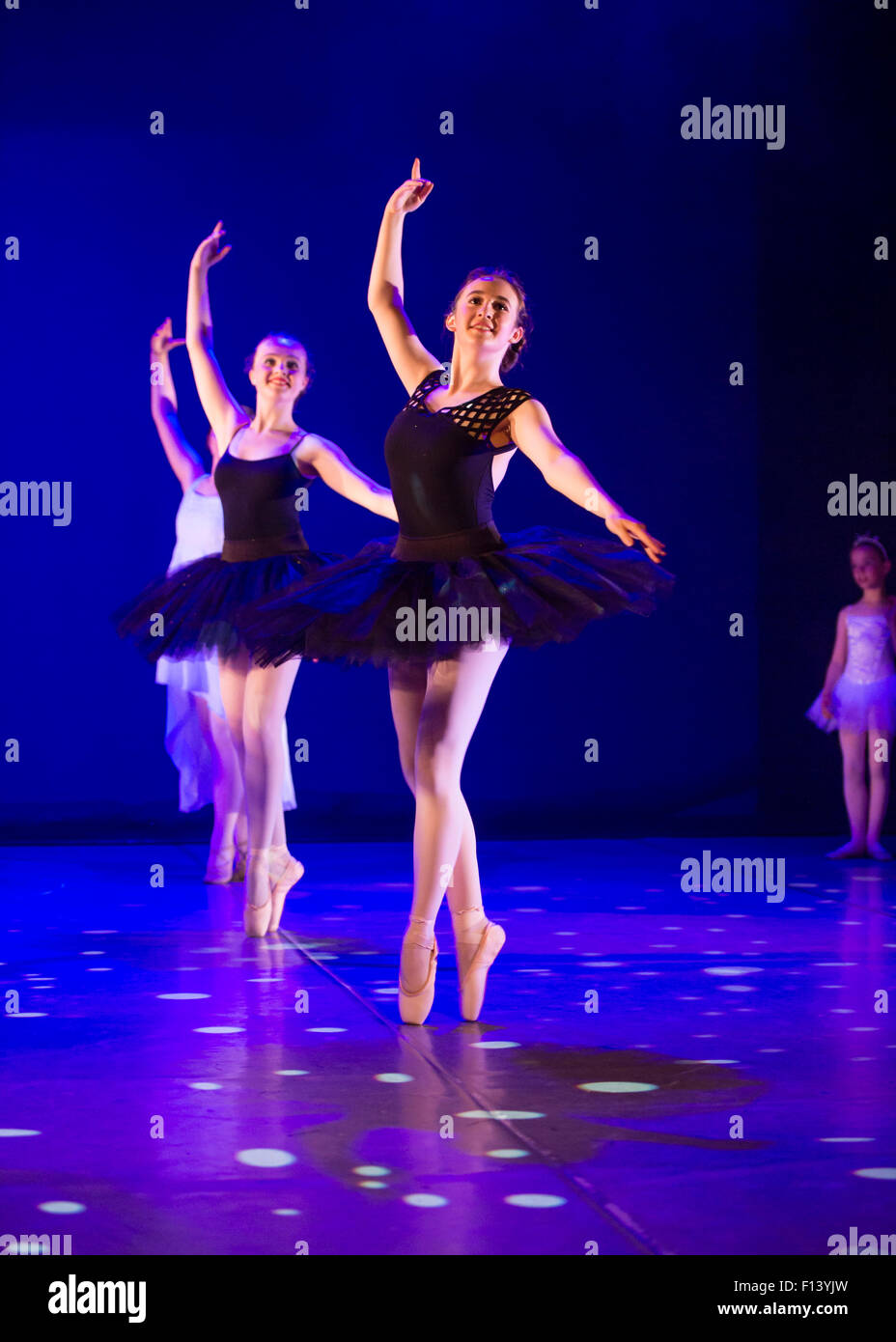 Young 14 15 16 jährige Teenagerin Studentin Ballett-Tänzer tragen ...