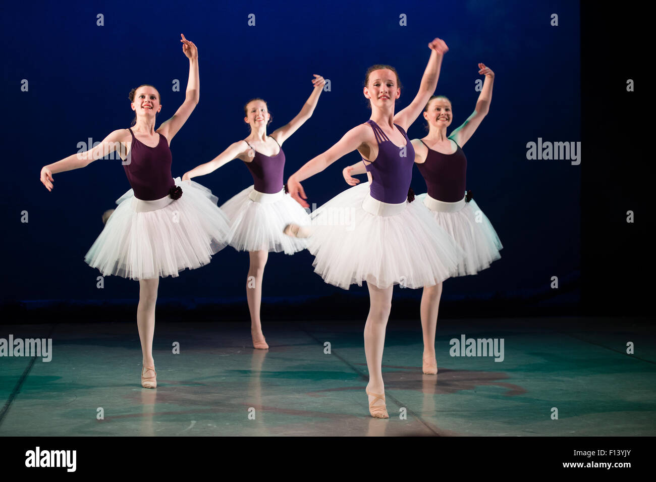 Vier 4 junge 14 15 16 jährige Teenager-Mädchen Student Ballett-Tänzer ...