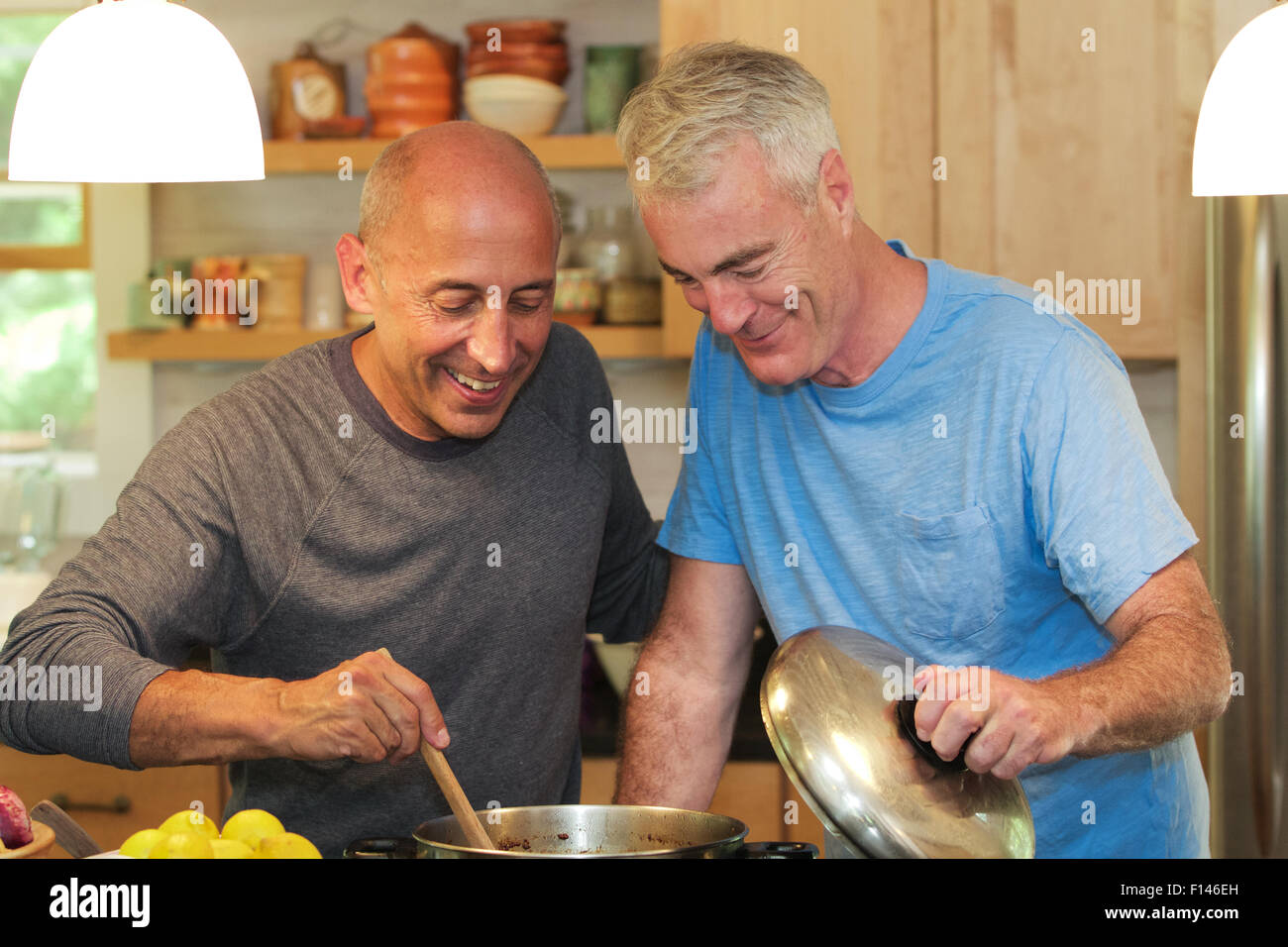 Gay couple cooking together -Fotos und -Bildmaterial in hoher Auflösung ...