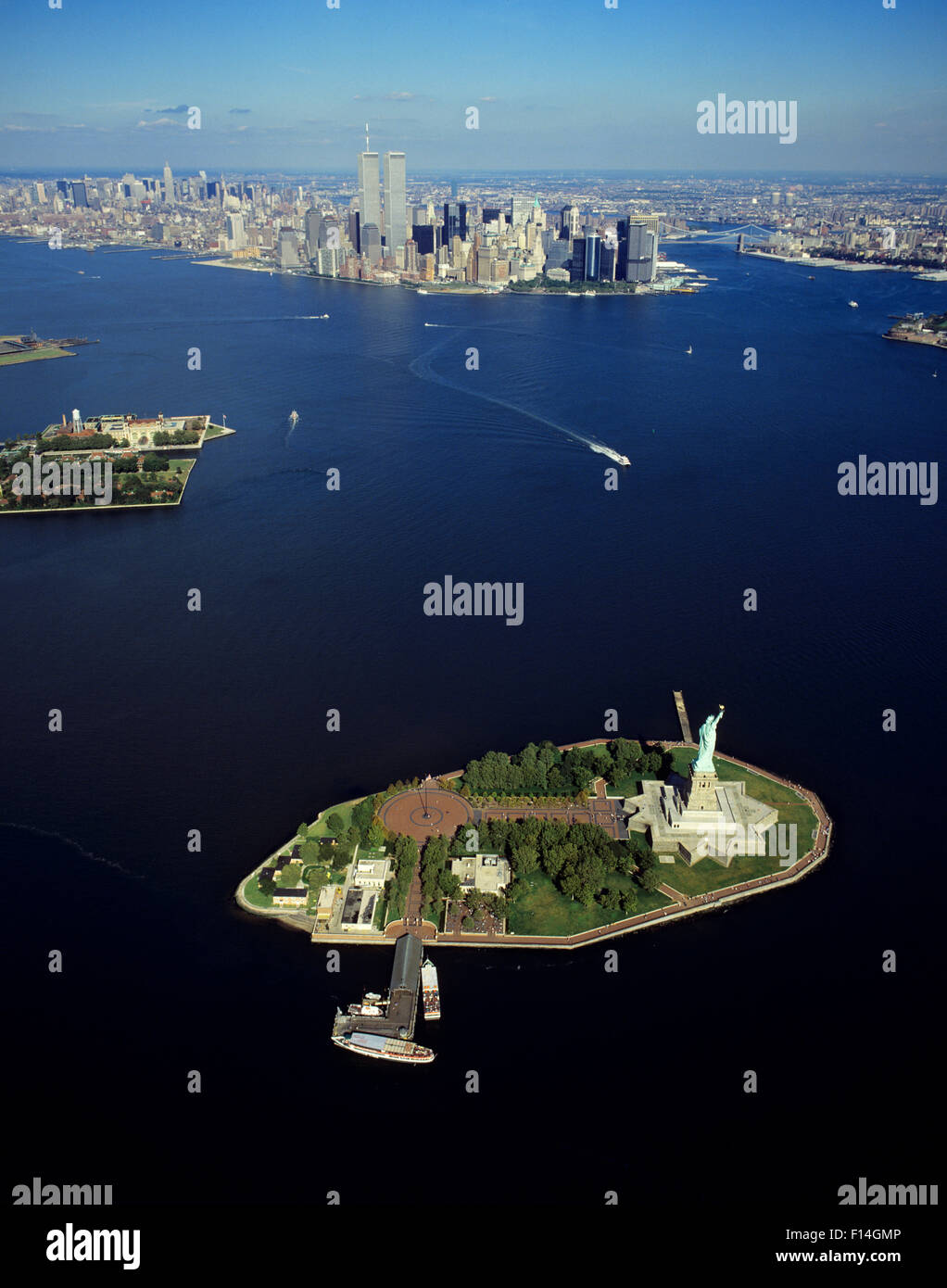 1990ER JAHRE ANTENNE DER STATUE OF LIBERTY UND MANHATTAN SKYLINE MIT ...
