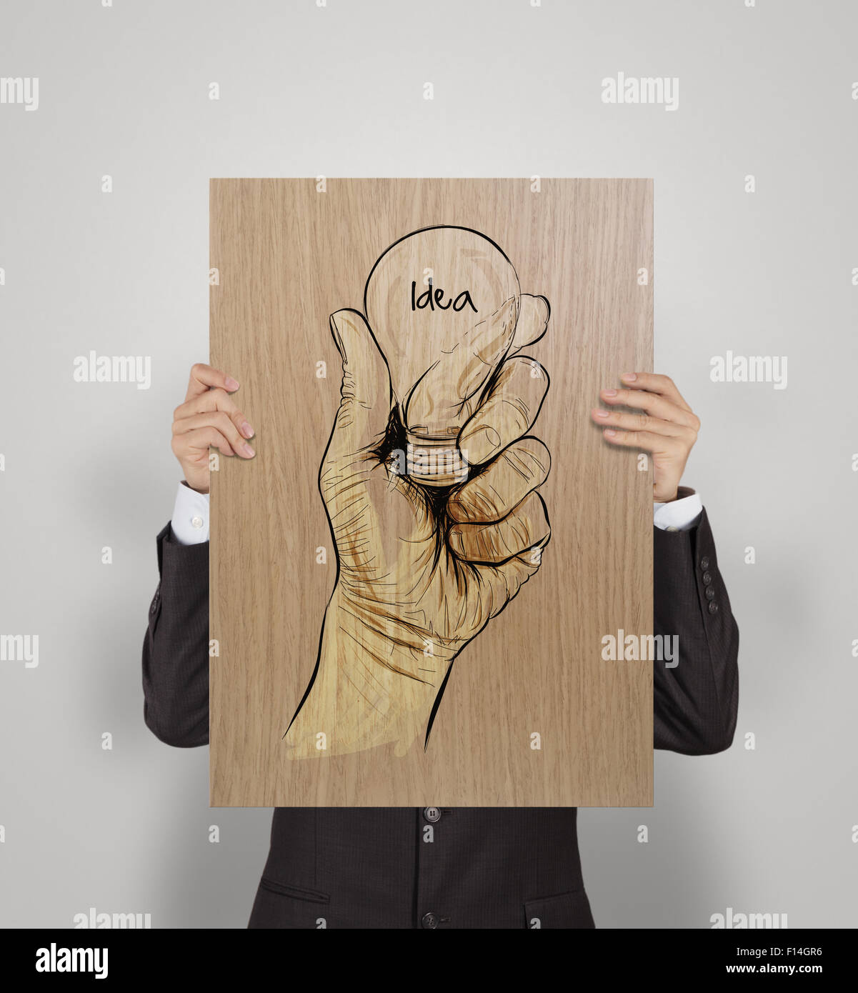 Mann zeigt Poster von Hand gezeichnete Glühbirne mit Idee Wort auf ... Mann zeigt Poster von Hand gezeichnete Glühbirne mit Idee Wort auf ...