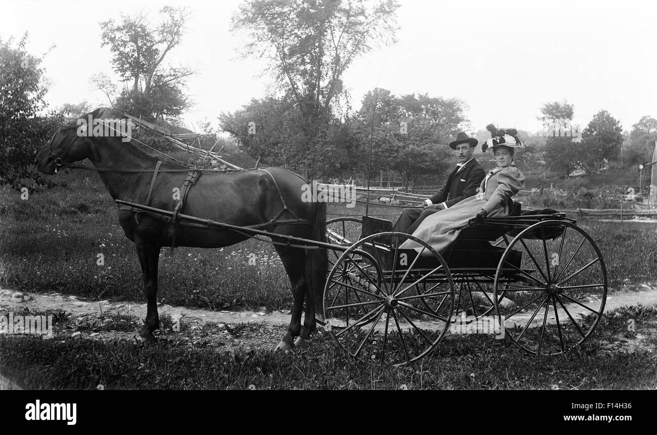 1890ER JAHRHUNDERTWENDE DES 20. JAHRHUNDERTS PAARES MANN FRAU REITEN IN ...