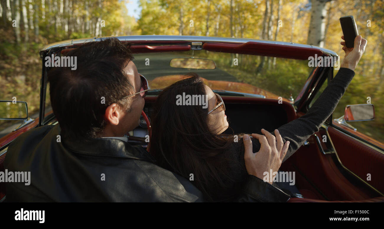 Zwei reife frauen im cabrio auto -Fotos und -Bildmaterial in hoher ...