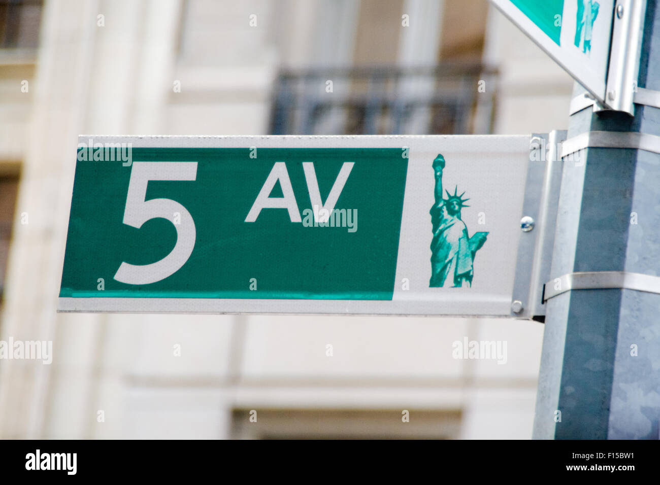 5th avenue sign -Fotos und -Bildmaterial in hoher Auflösung – Alamy
