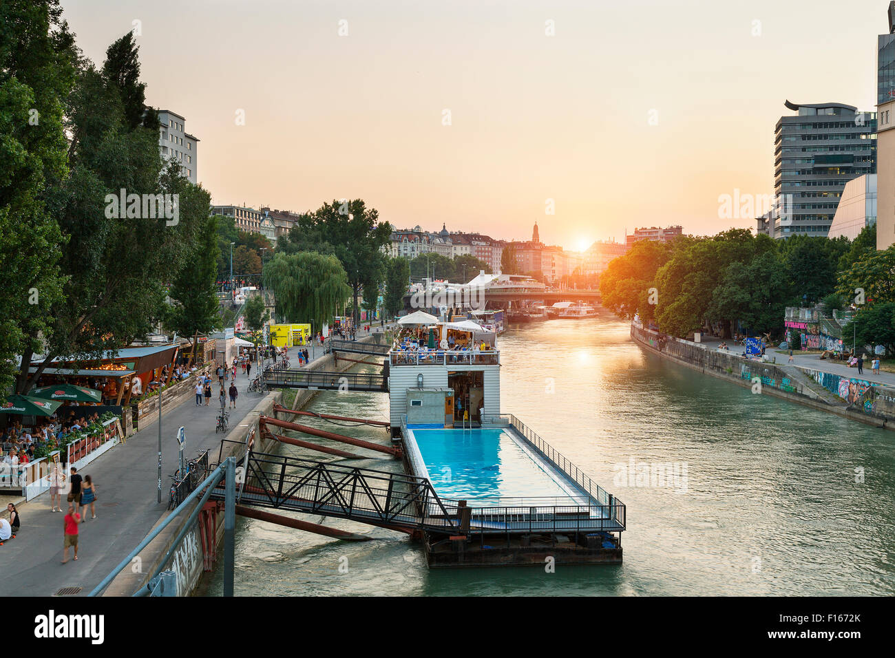 Wien, Badeschiff (Badeschiff), schwimmenden Schwimmbad auf der Donau ...