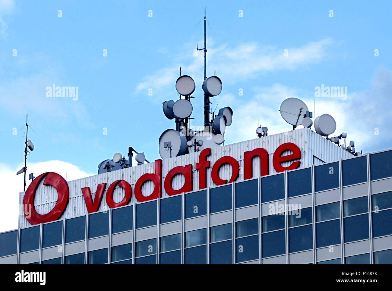 Vodafone logo office building -Fotos und -Bildmaterial in hoher ...