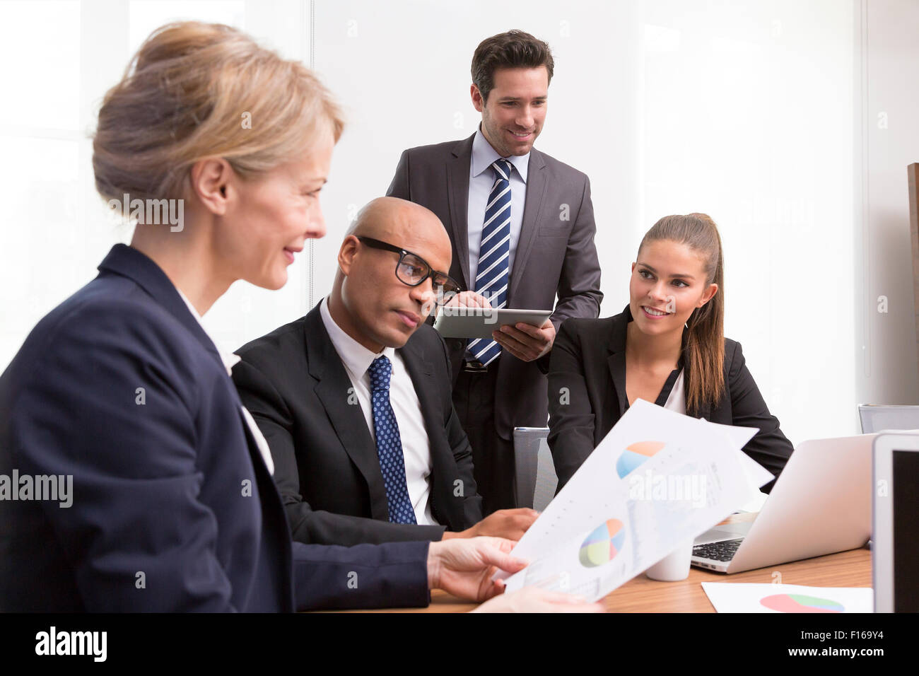 Meeting business teamarbeit -Fotos und -Bildmaterial in hoher Auflösung ...