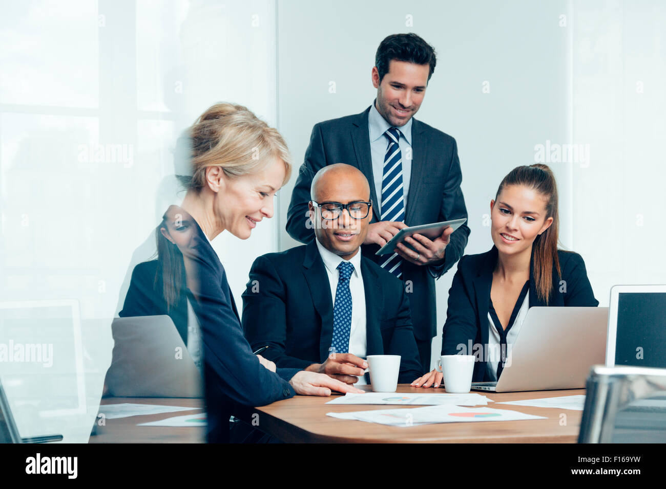 Meeting business teamarbeit -Fotos und -Bildmaterial in hoher Auflösung ...