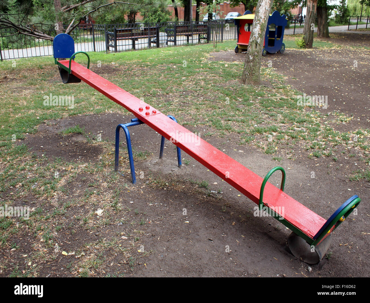 Wippen Sie roten Farbe auf dem Spielplatz Closeup Diagonale Bild. Auf ...