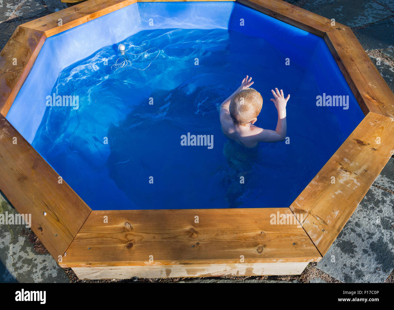 6_years_old bath -Fotos und -Bildmaterial in hoher Auflösung – Alamy