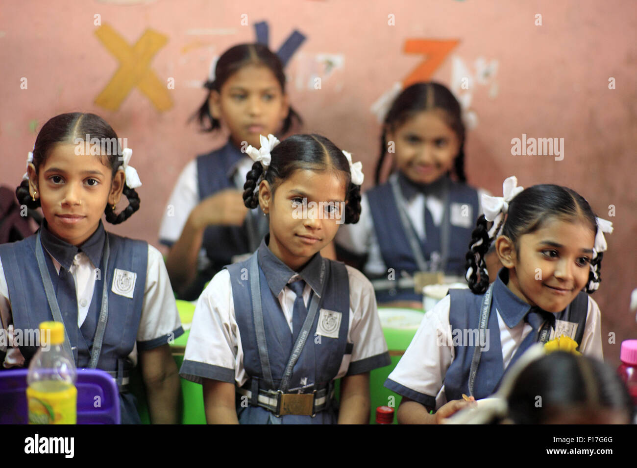 Dharavi slum india school children -Fotos und -Bildmaterial in hoher ...