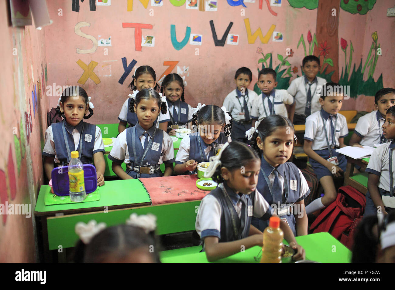 Dharavi slum india school children -Fotos und -Bildmaterial in hoher ...