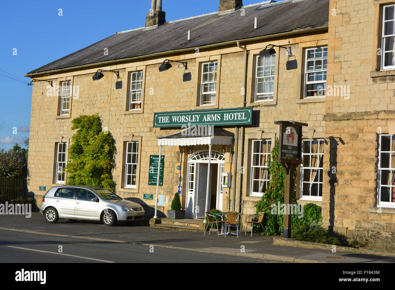 Hovingham yorkshire worsley arms hotel -Fotos und -Bildmaterial in ...