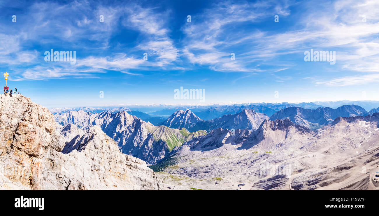 Panoramabild vom Berg Zugspitze in Bayern, Deutschland im Sommer ...
