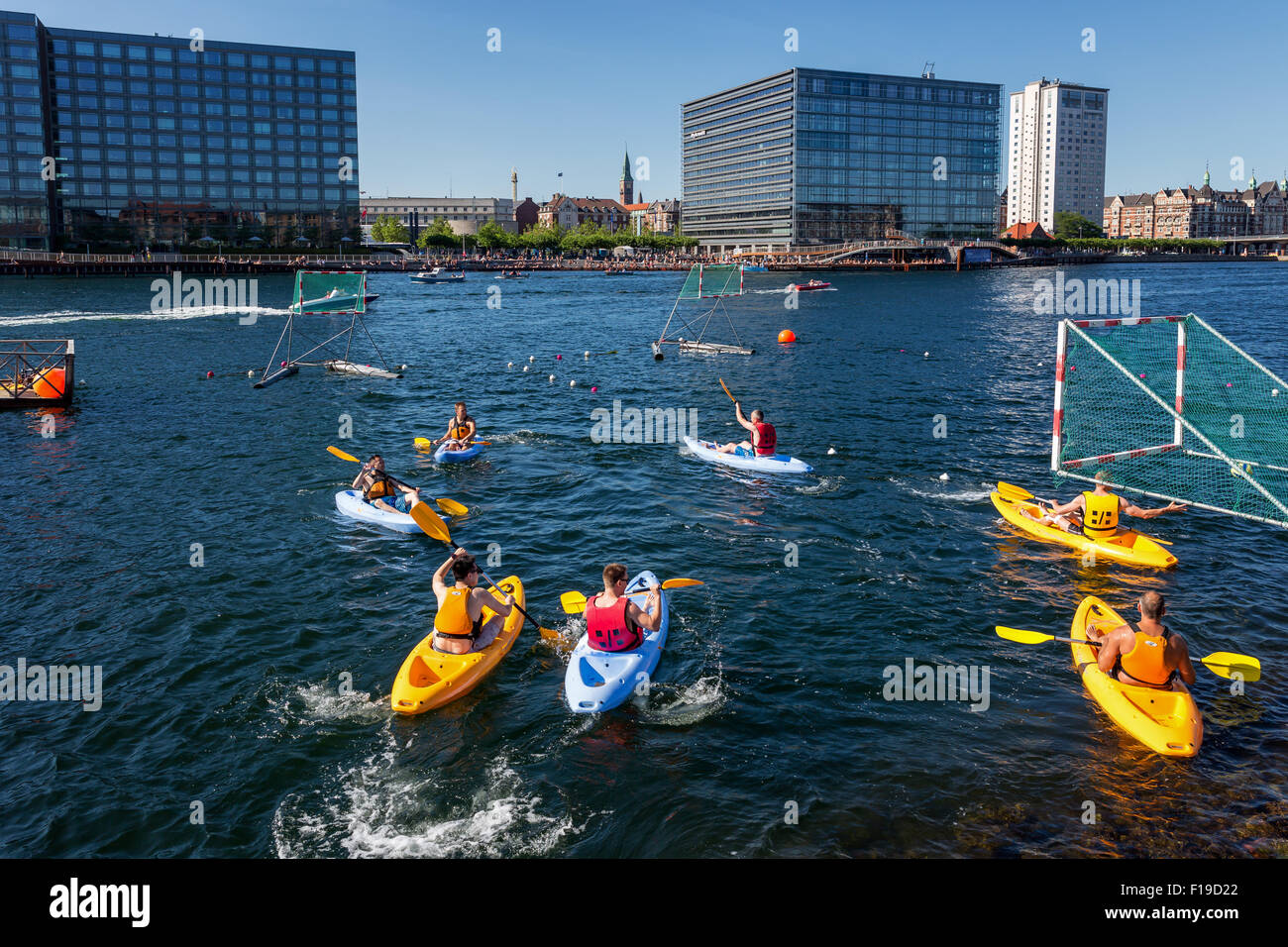 Kajak-Polo auf Islands Brygge im Hafen von Kopenhagen, Firma Team ...