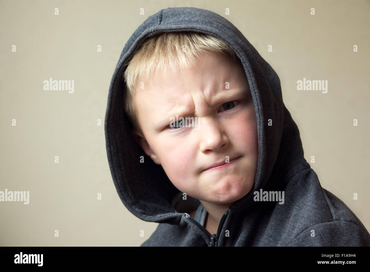 Verärgertes kind -Fotos und -Bildmaterial in hoher Auflösung – Alamy
