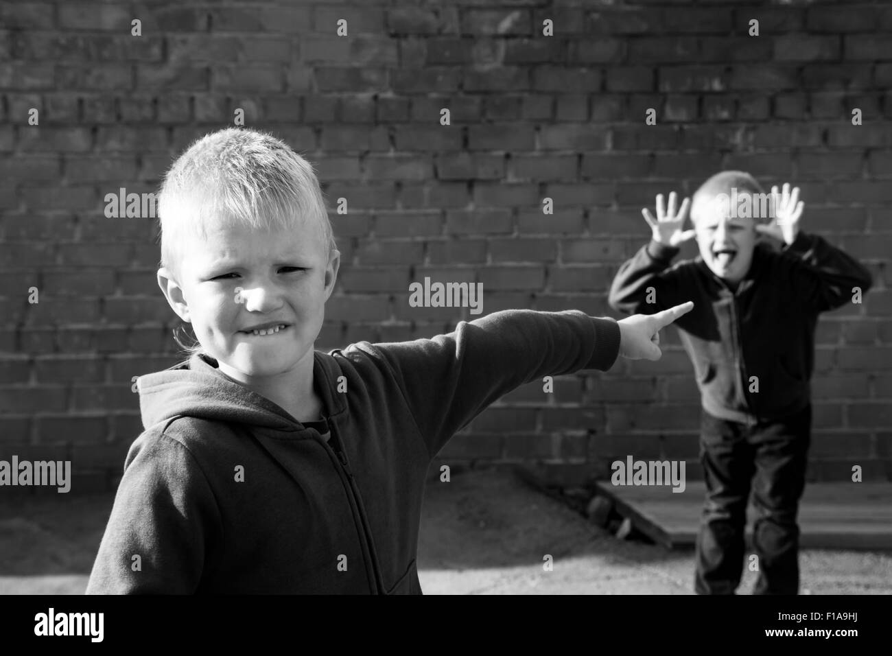 Streit kinder schule -Fotos und -Bildmaterial in hoher Auflösung – Alamy