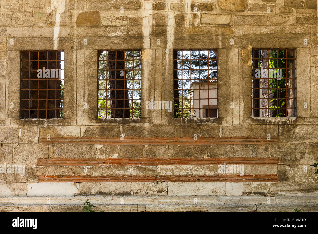 Alte Mauer eines Gebäudes mit vier Fenstern und Gitter Stockfotografie ...