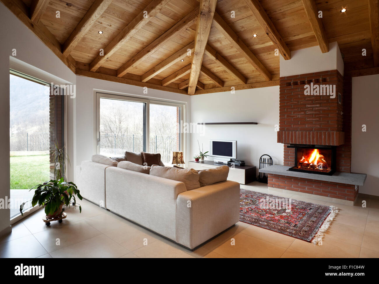 Kamin mit flammen und fliesen -Fotos und -Bildmaterial in hoher ...