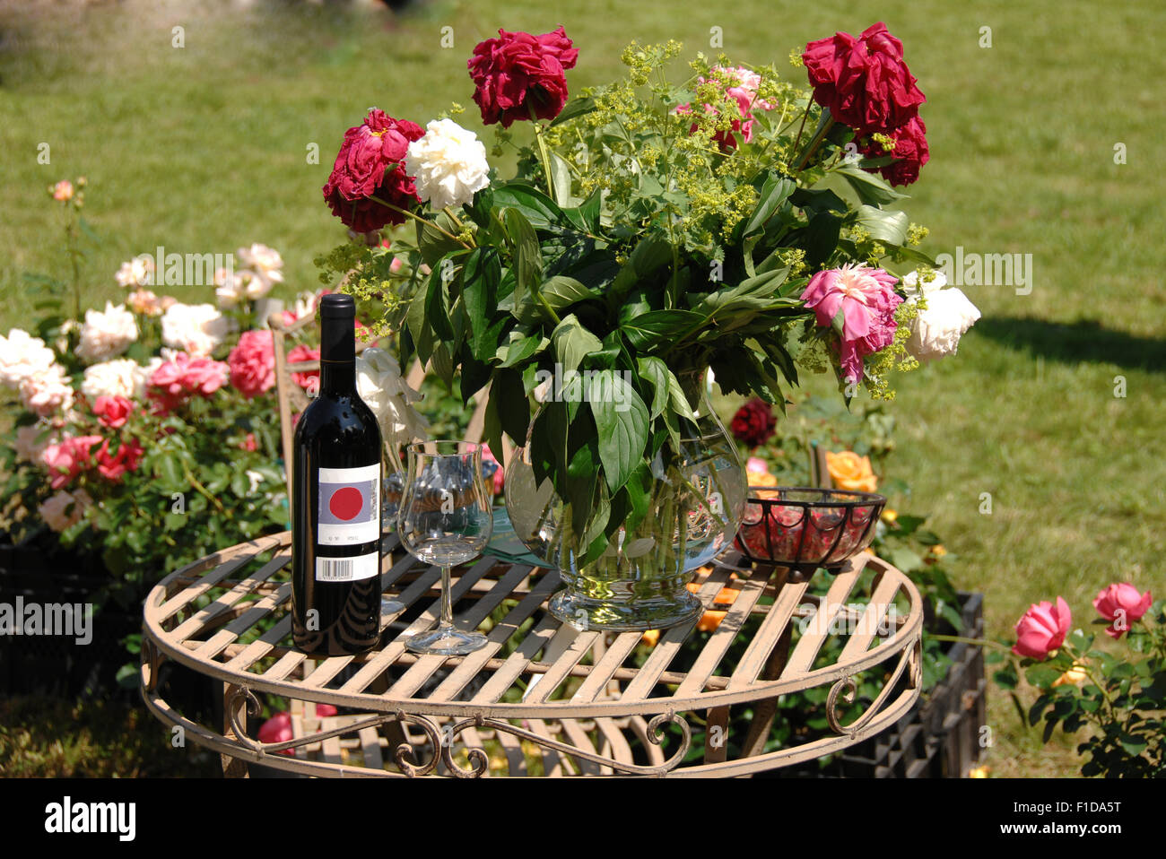 Flasche rotwein -Fotos und -Bildmaterial in hoher Auflösung – Alamy