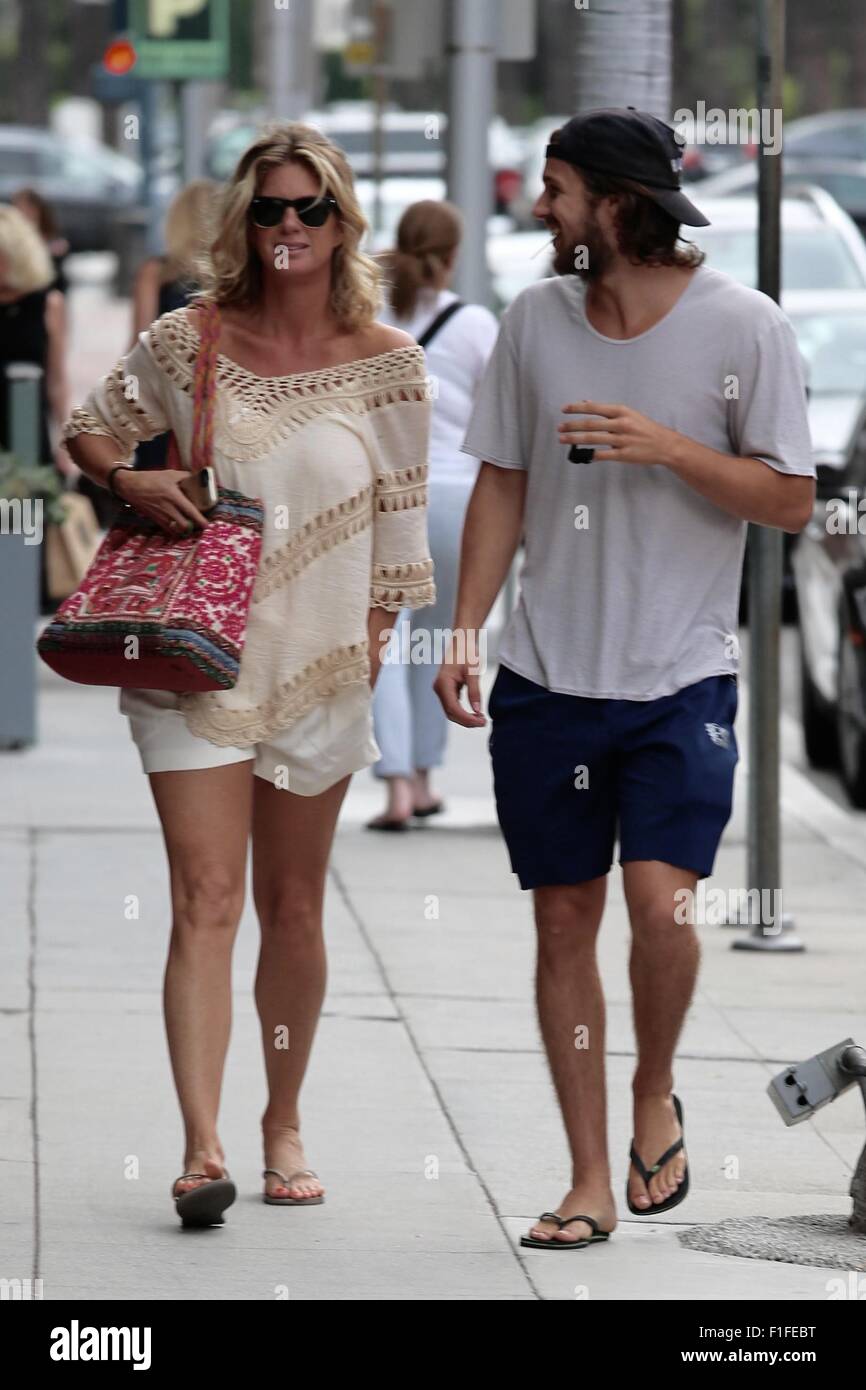 Rachel Hunter einen Spaziergang mit ihrem Sohn Liam Stewart und seine ...