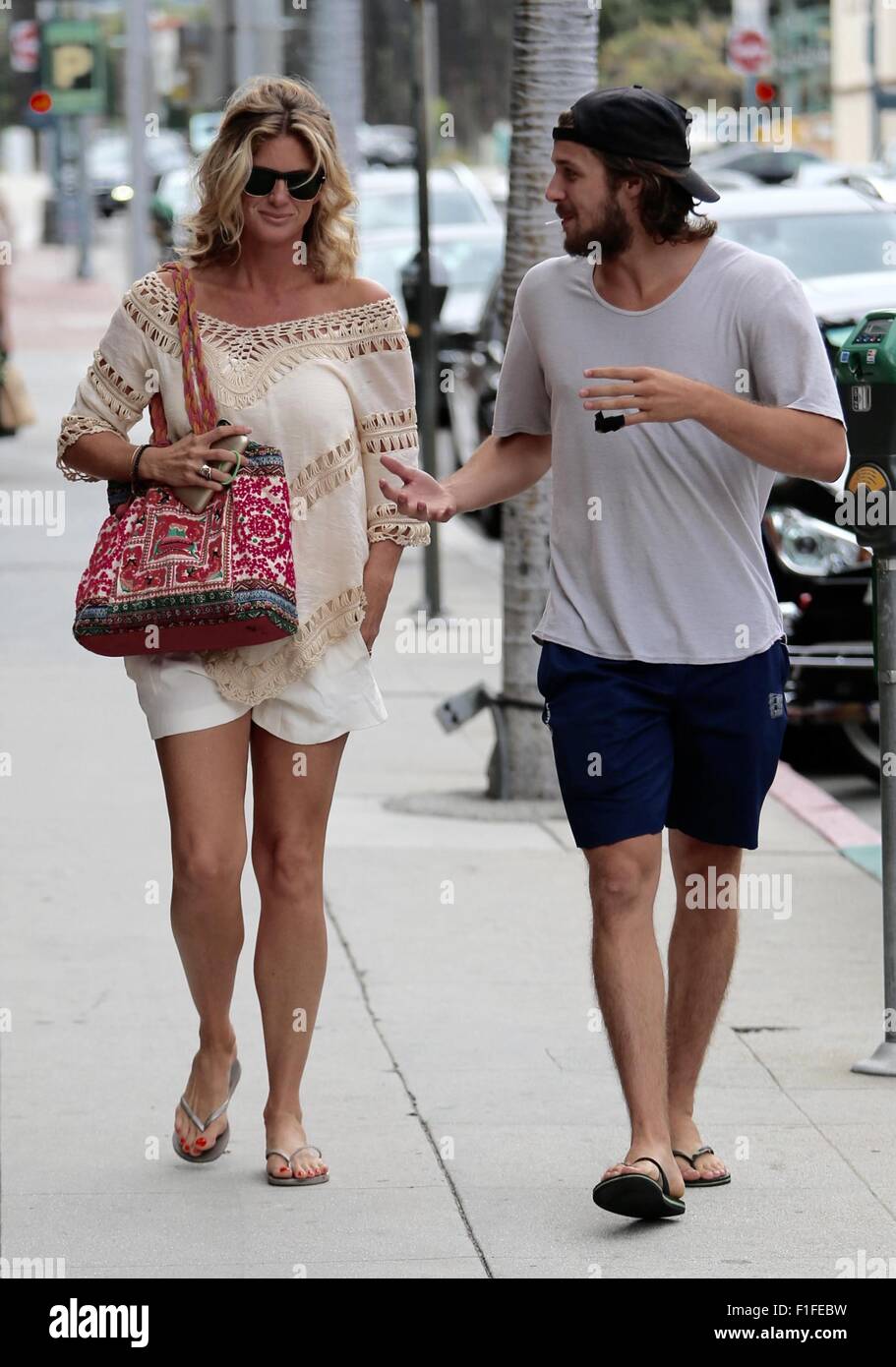 Rachel Hunter einen Spaziergang mit ihrem Sohn Liam Stewart und seine ...