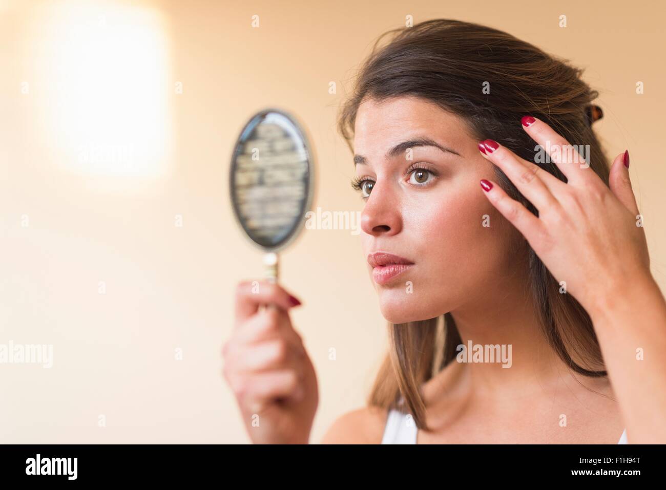 Junge Frau, die in der hand Spiegel Stockfotografie - Alamy