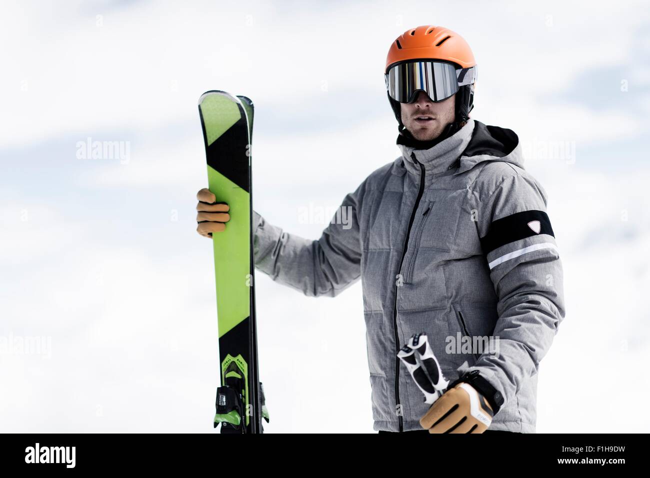 Skihelm und brille -Fotos und -Bildmaterial in hoher Auflösung – Alamy