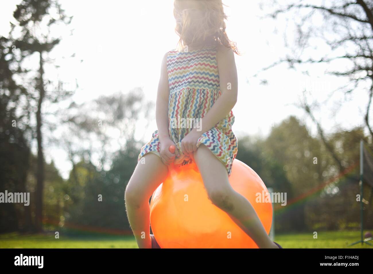 Junges Mädchen Prellen auf aufblasbaren Trichter Stockfotografie - Alamy