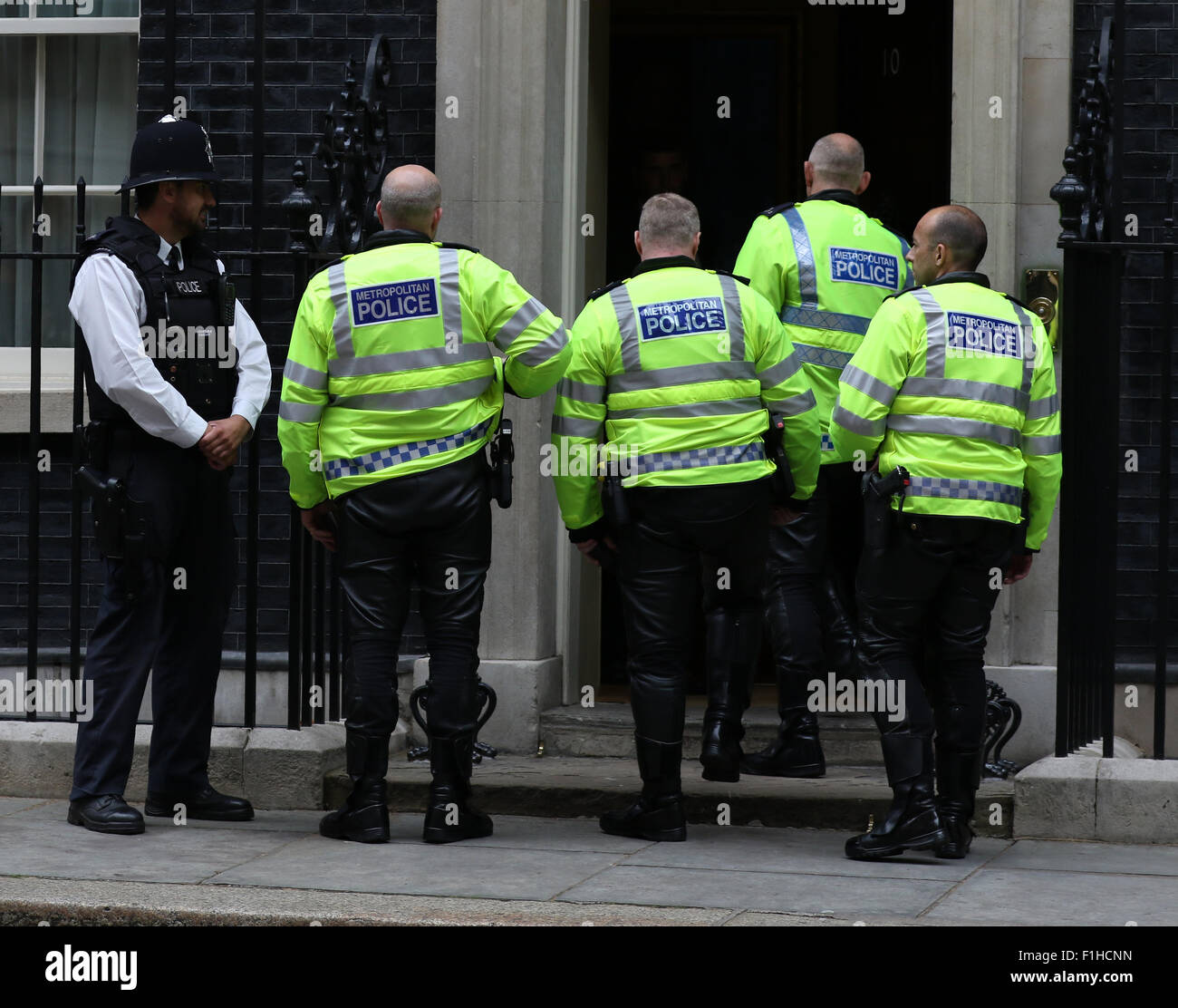 Polizei außerhalb 10 Downing Street in London Stockfotografie - Alamy