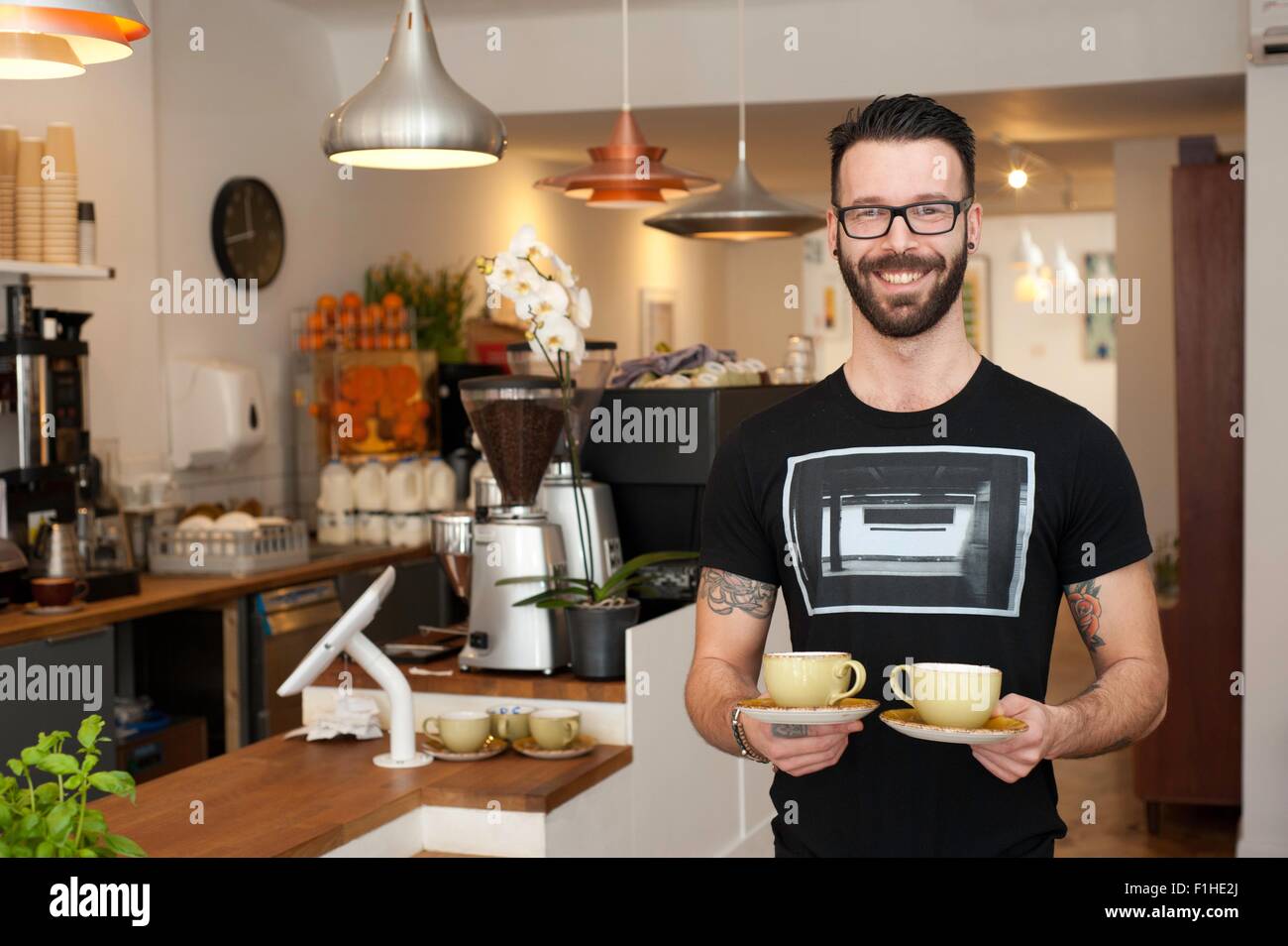 Kellner Serviert Kaffee Stockfotos und -bilder Kaufen - Alamy