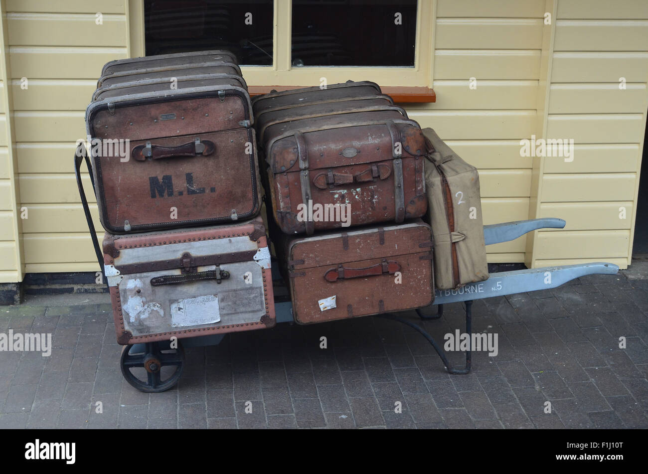 Antike koffer und reisekoffer -Fotos und -Bildmaterial in hoher ...